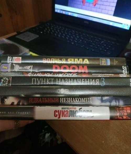 Стопка DVD дисков с разными фильмами