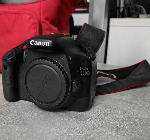 Зеркальный фотоаппарат Canon EOS 550D