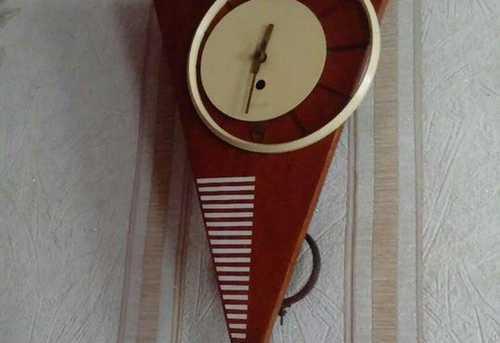 Редкие Настенные часы янтарь треугольник 1965г