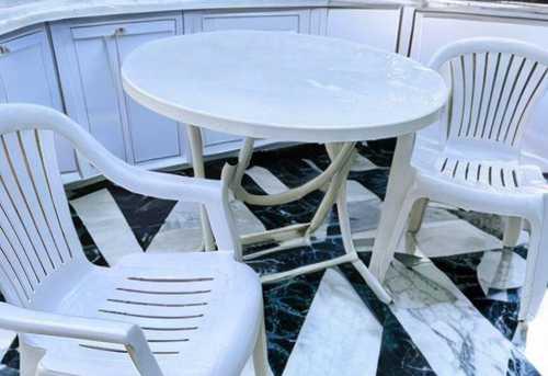 Пластиковые стулья и столы