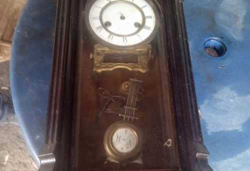 Старинные настенные часы. С боем