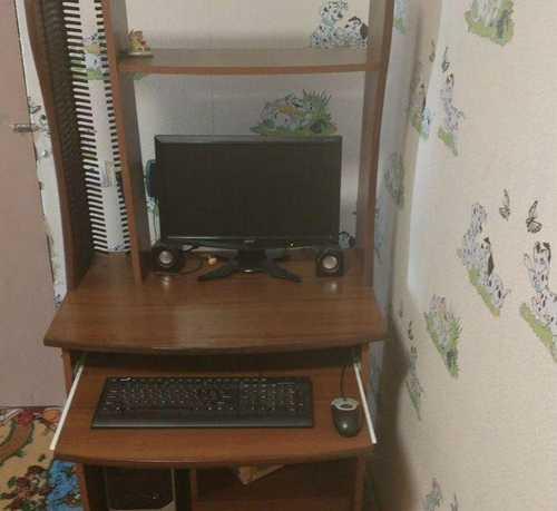 Компьютер вместе со столом