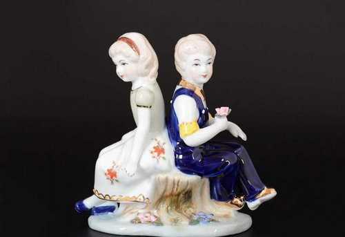 Фарфоровая статуэтка "Мальчик с девочкой".Royal