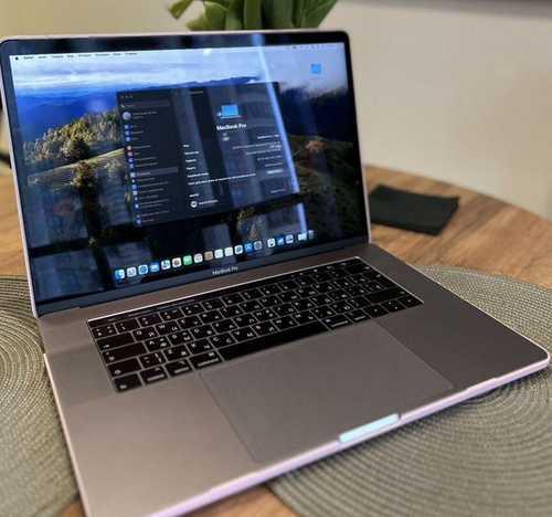 MacBook Pro 15 (2019), 1000 ГБ, Core i9, 2.4 ГГц, RAM 32 ГБ, Radeon Pro Vega 20 4 ГБ