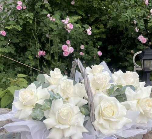 Букет композиция в корзине из ажурных белых роз