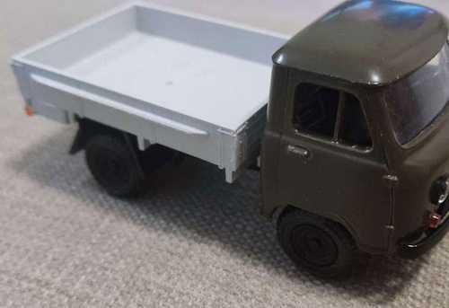 Модель грузовика УАЗ 452 1:43