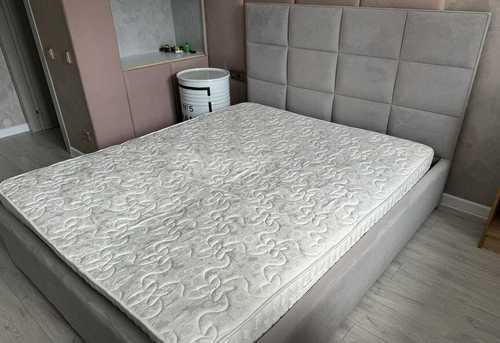 Кровать двухспальная с матрасом