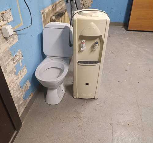 Кулер для воды с холодильником бу. Унитаз