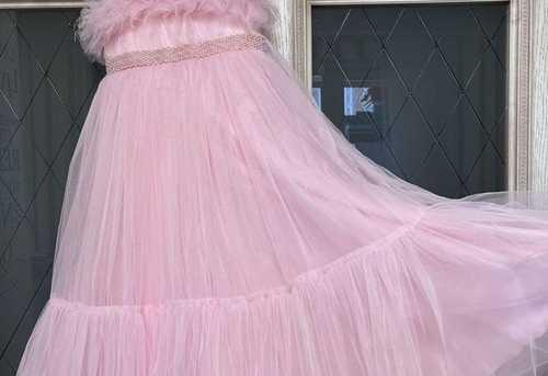 Шикарное пышное платье с отделкой перьями