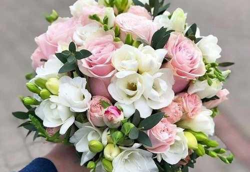 Букет невесты с фрезией в розовых тонах