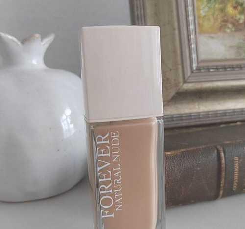 Тональная основа Dior Forever Natural Nude, стойка