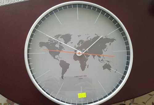 Продаются часы настенные с картой мира