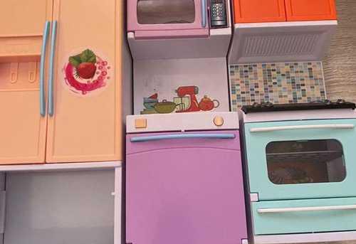 Детская игрушечная кухня и посуда