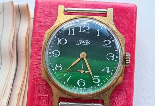 Часы СССР зим 2602. Тёмно-зелёный циферблат