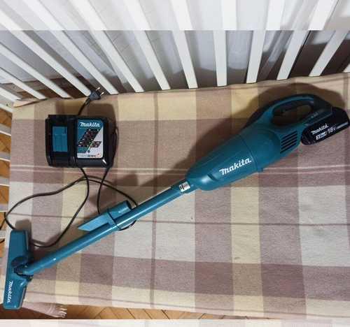 Аккумуляторный пылесос Makita DCL180