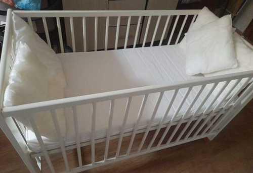 Детская кроватка с матрасом и подушками. Икеа