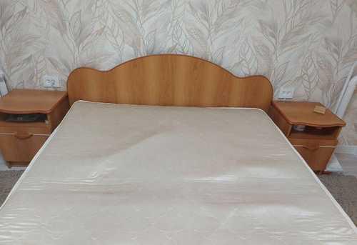 Кровать двухспальная с матрасом и тумбочками
