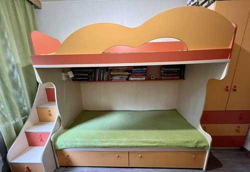 Двухъярусная кровать, шкаф и стол