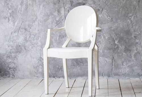 Дизайнерский белый пластиковый стул
