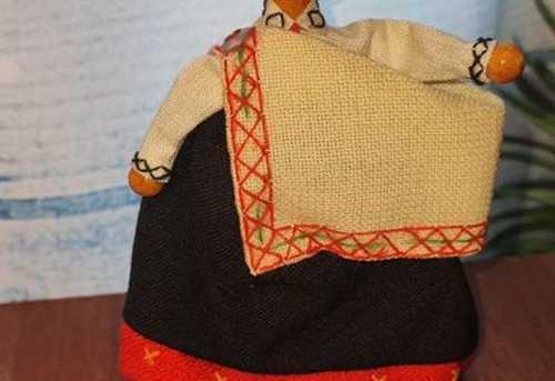 Винтажная деревянная кукла в национальном костюме