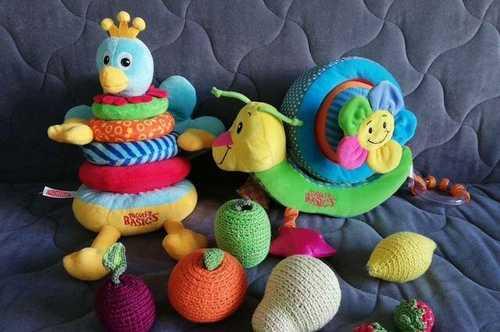 Развивающие игрушки для малышей и вязаные фрукты
