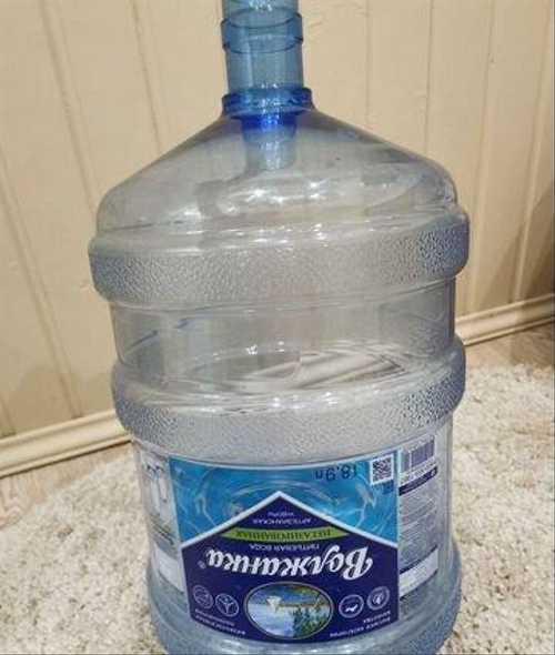 Вода питьевая аварийная. Поликарбонатная бутыль 19 литров. 19 Литровые бутыли поликарбонат. Встраивание 19 литров бутылей в кухню.