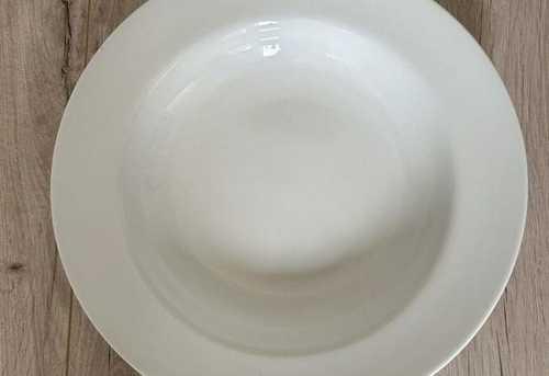 Тарелки белые, блюдо сервировочное