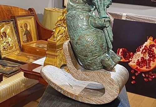 Скульптура бегемота в креслокачалке «Счастливый де