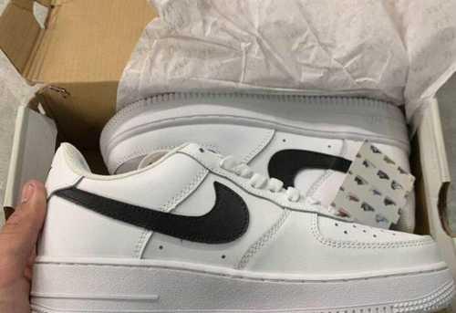 Белые кроссовки Nike Air Force c свушем