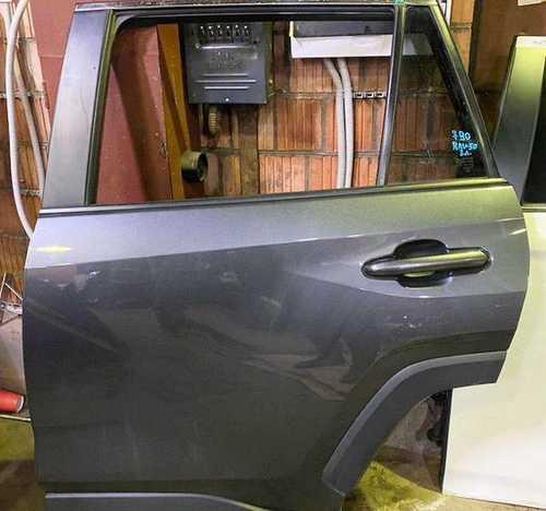 Задняя левая дверь Toyota Rav4 50