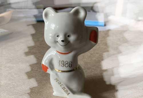 Статуэтка фарфор мишка хоккеист 1986 вербилки