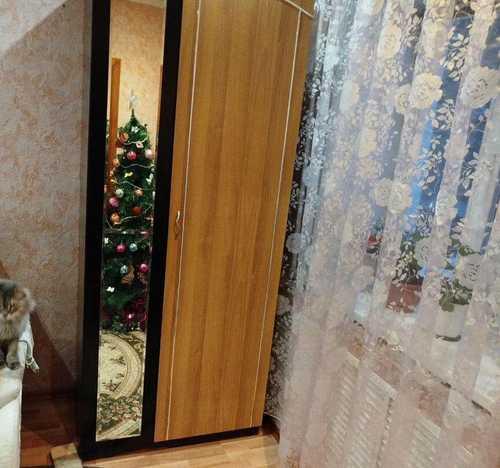 Продам стенку, сервант и два плательных шкафа