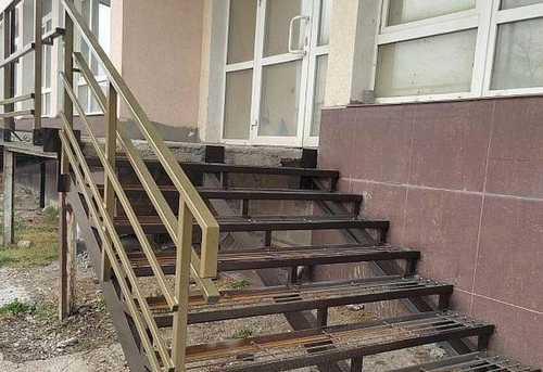 Лестница с кованными элементами Межэтажная