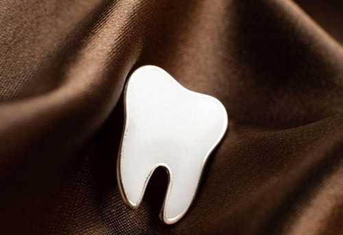 Значок Зуб с эмалью
