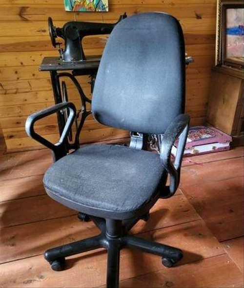 Офисный стул пробил сидушку