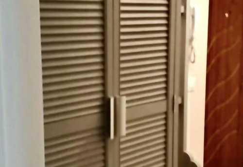 Встроеный шкаф с жалюзийными дверьми