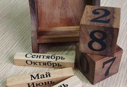 Вечный календарь из дерева