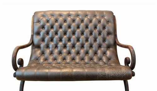 Антикварный кожаный диван с высокой спинкой
