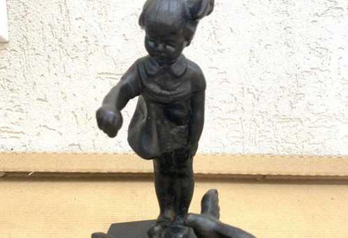Чугунная статуэтка «Девочка кормит голубей» 1970 г