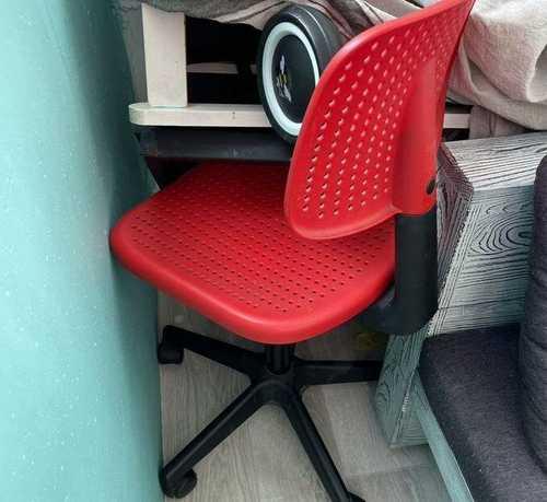 Офисный стул IKEA компьютерный на колесиках