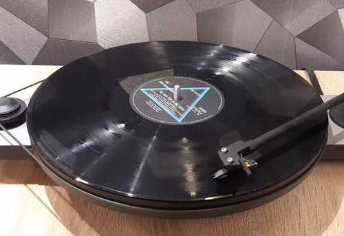 Пpoигpывaтeль виниловый Pro-Ject elemental silver