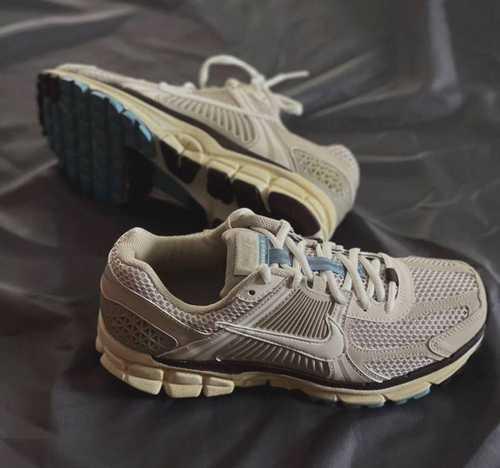 Кроссовки мужские Nike air zoom vomero 5 кремовые