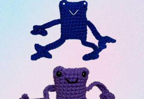 Синяя и фиолетовая вязаные лягушки