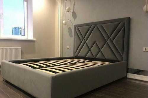 Двуспальная кровать с матрасом