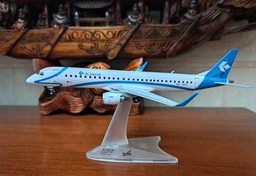 Продаю модель самолета 1/200 Embraer 195