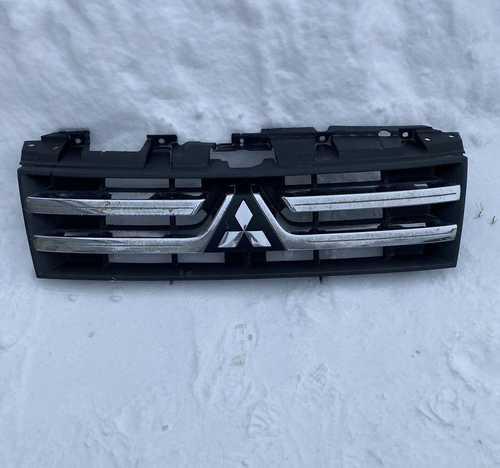 Решетка радиатора Mitsubishi pajero 4