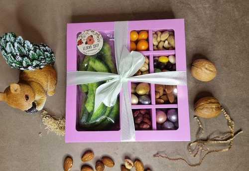 Подарочный набор с орешками, сухофруктом, мёдом