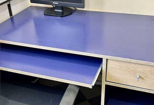 Компьютерный стол с ящиком и полками