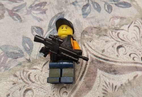 Лего человечек с оружием