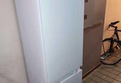 Холодильник встраиваемый Hotpoint-ariston